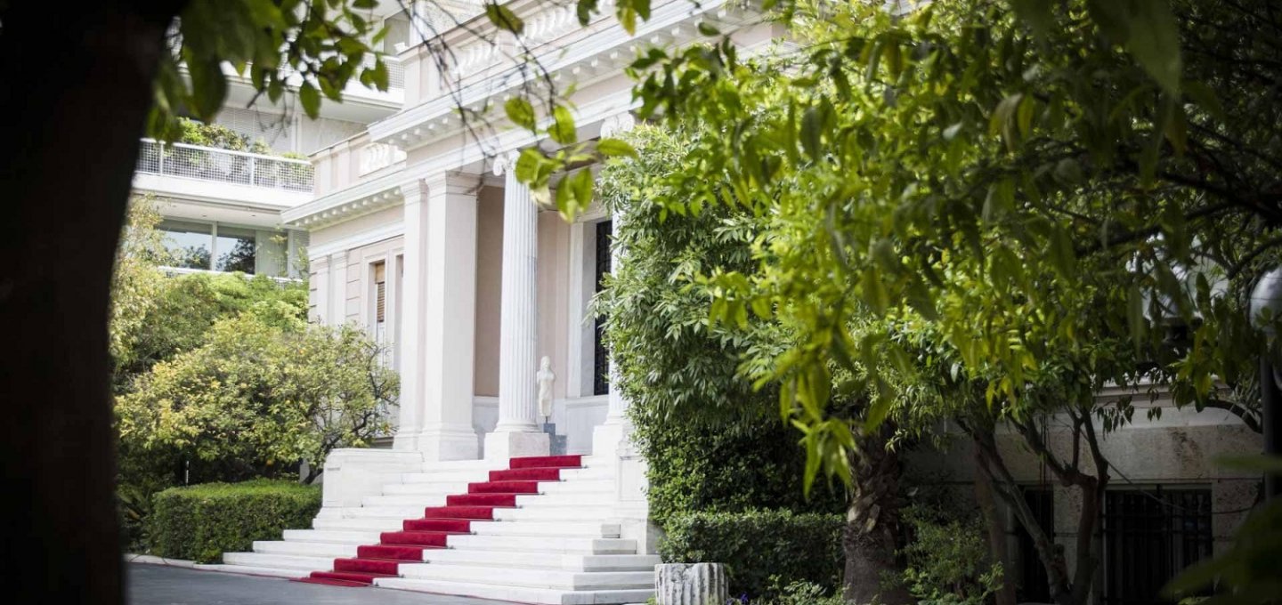 Maximos Mansion: Γαλάζια κατασκοπεία - Mykonos Ticker
